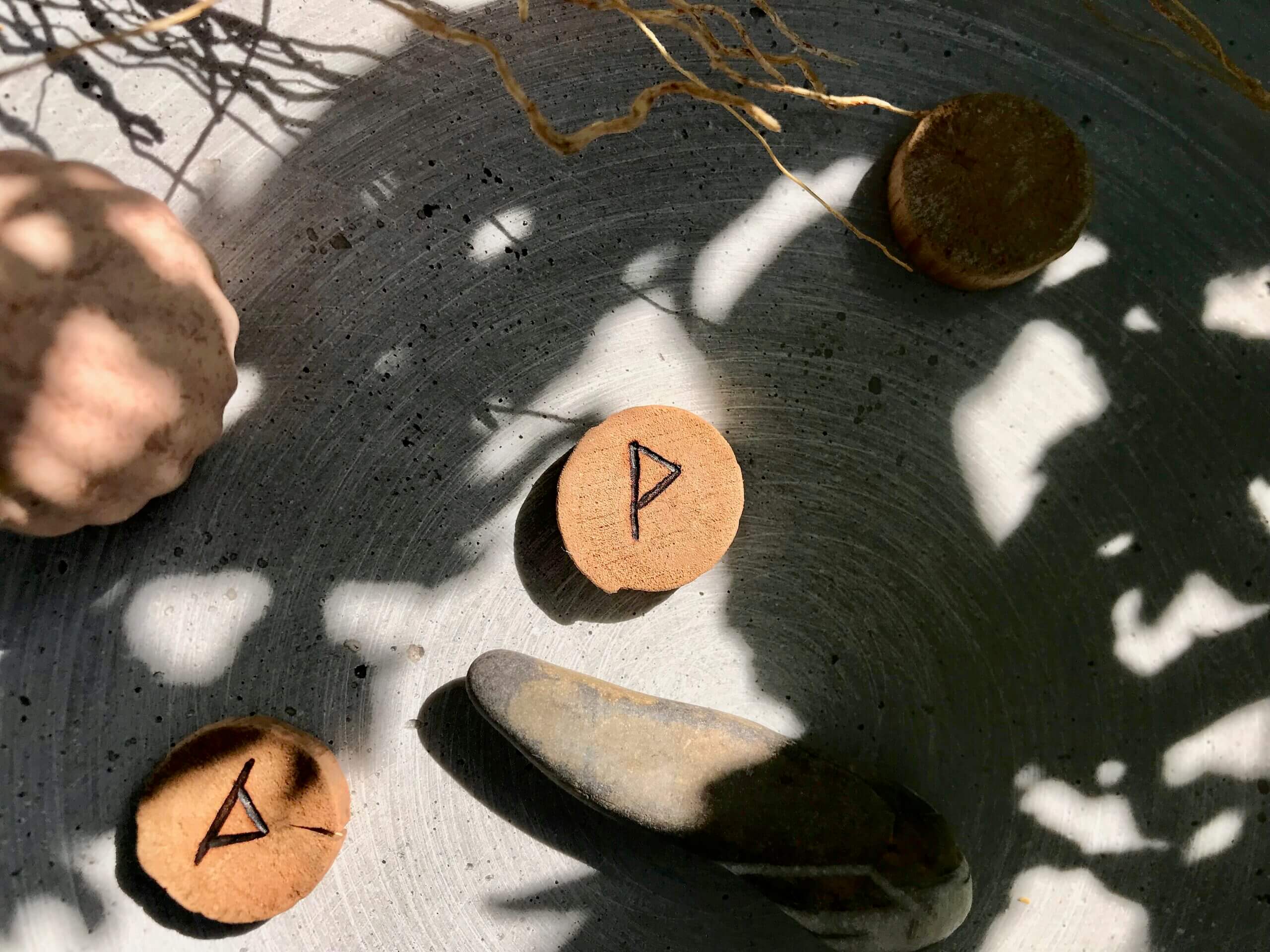 Initiation aux runes : Wunjo - Terre De Runes